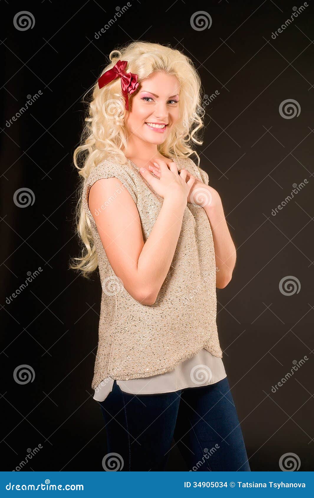 Bella Bionda Con Le Manifestazioni Lunghe Dei Capelli Fotografia Stock ...
