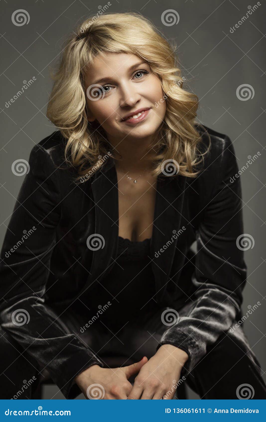 Bella Bionda Sorridente in Un Vestito Immagine Stock - Immagine di ...