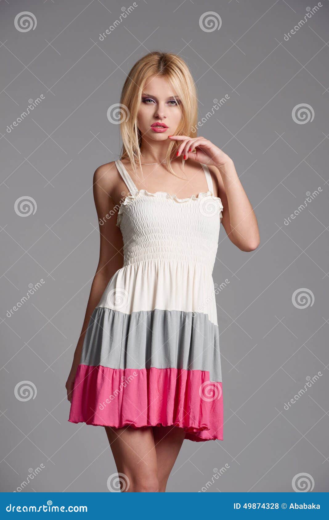 Bella Bionda Su Fondo Grigio Fotografia Stock - Immagine di sensuale ...