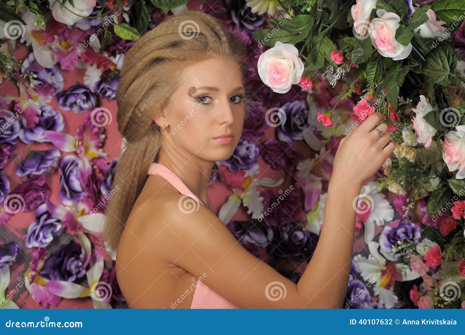 Bella Bionda in Un Vestito Rosa Nel Giardino Fotografia Stock ...