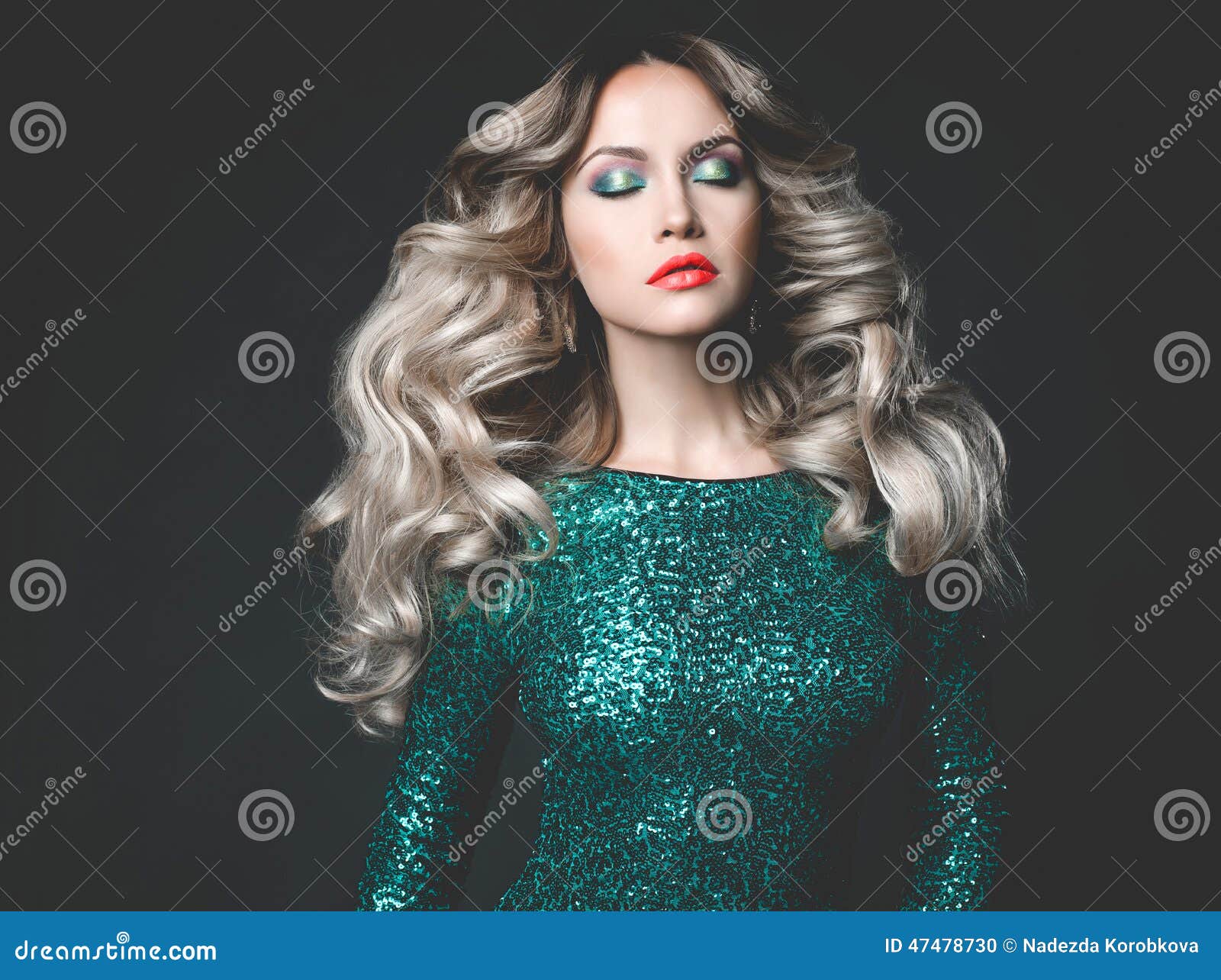 Bella Bionda in Vestito a Paillettes Fotografia Stock - Immagine di ...