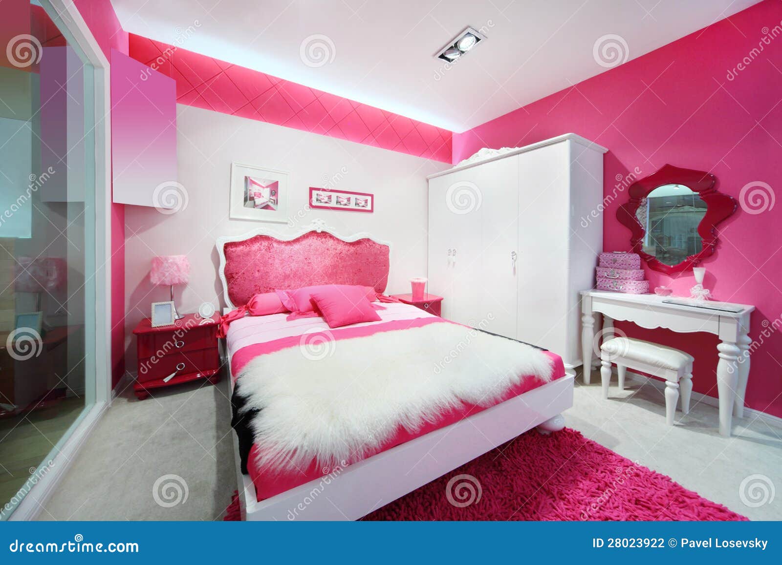 Bella Camera Da Letto P!nk-bianca Alla Moda Fotografia Stock - Immagine ...