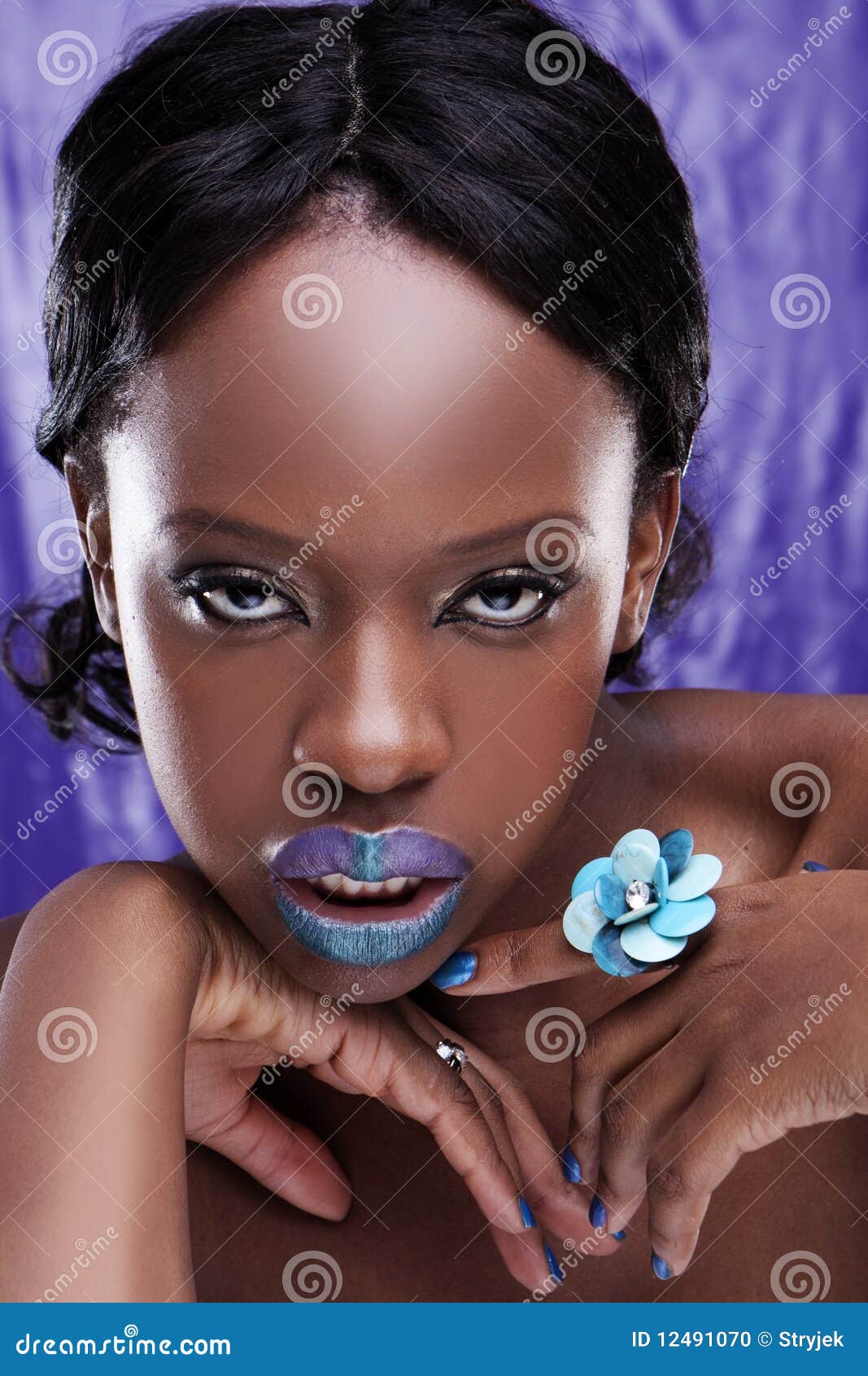 Bella donna africana fotografia stock. Immagine di fascino - 12491070