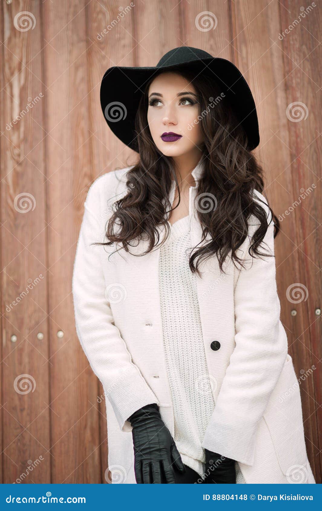 Bella Donna Alla Moda in Un Outdoo Delle Camice E Black Hat Fotografia ...