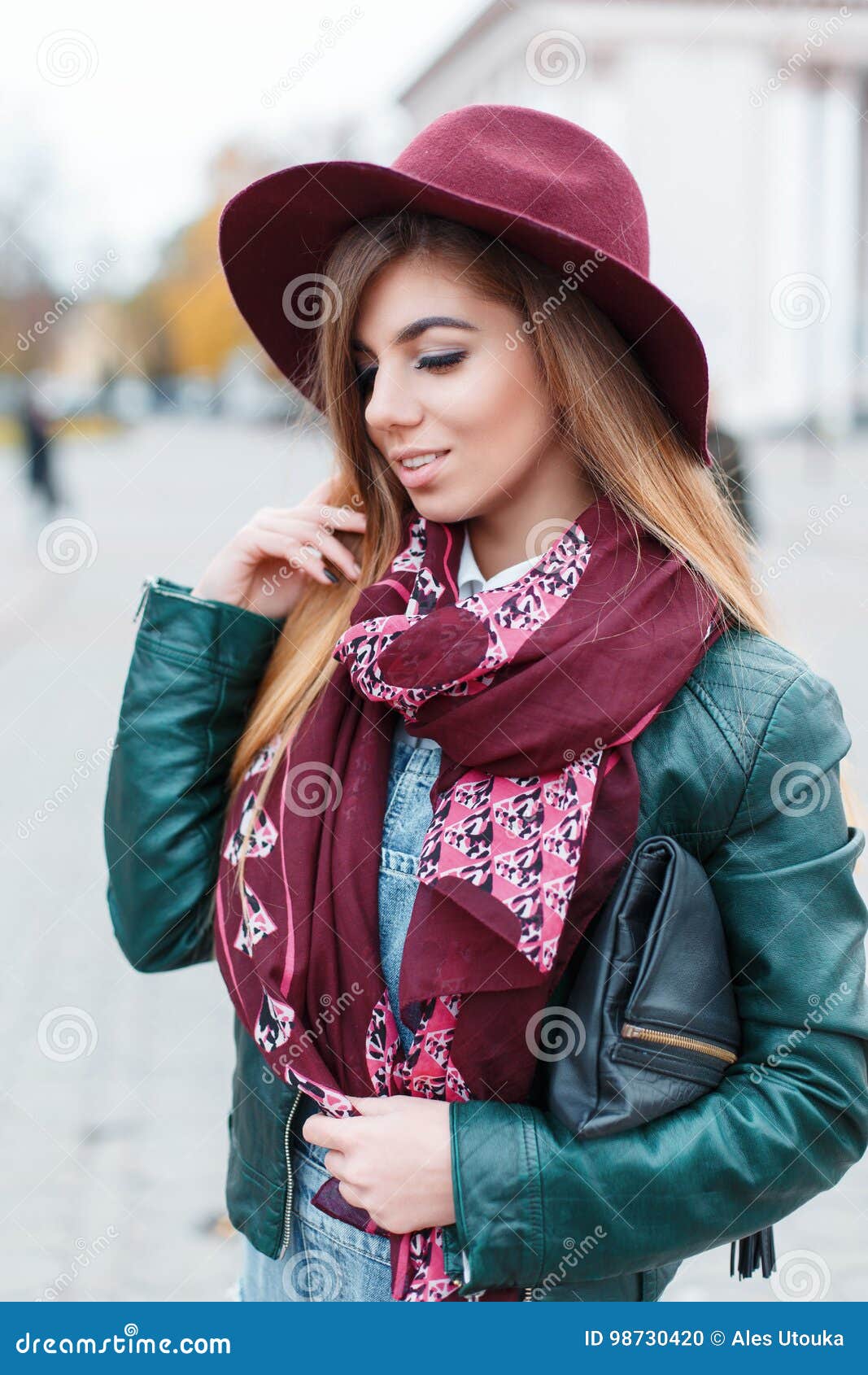 Bella Donna Alla Moda in Una Posa Della Sciarpa E Del Cappello ...