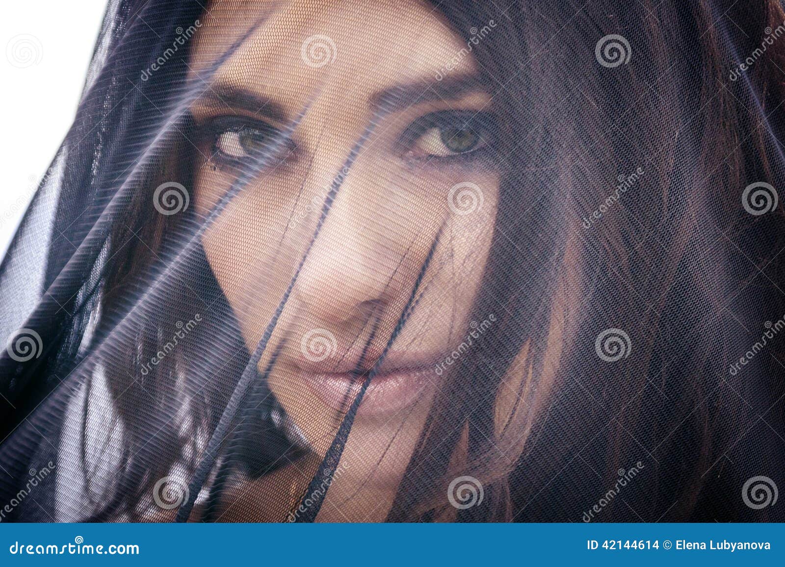 Bella Donna Araba Musulmana in Paranja Su Buio Fotografia Stock ...