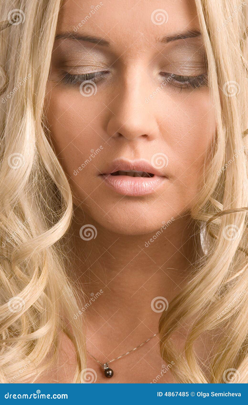 Bella donna bionda immagine stock. Immagine di felice - 4867485