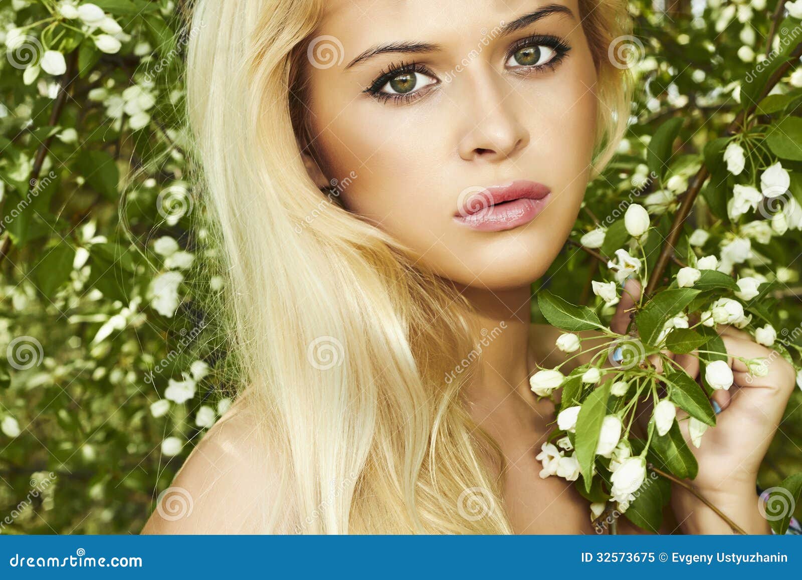 Bella Donna Bionda Con Di Melo. Estate Immagine Stock - Immagine di ...