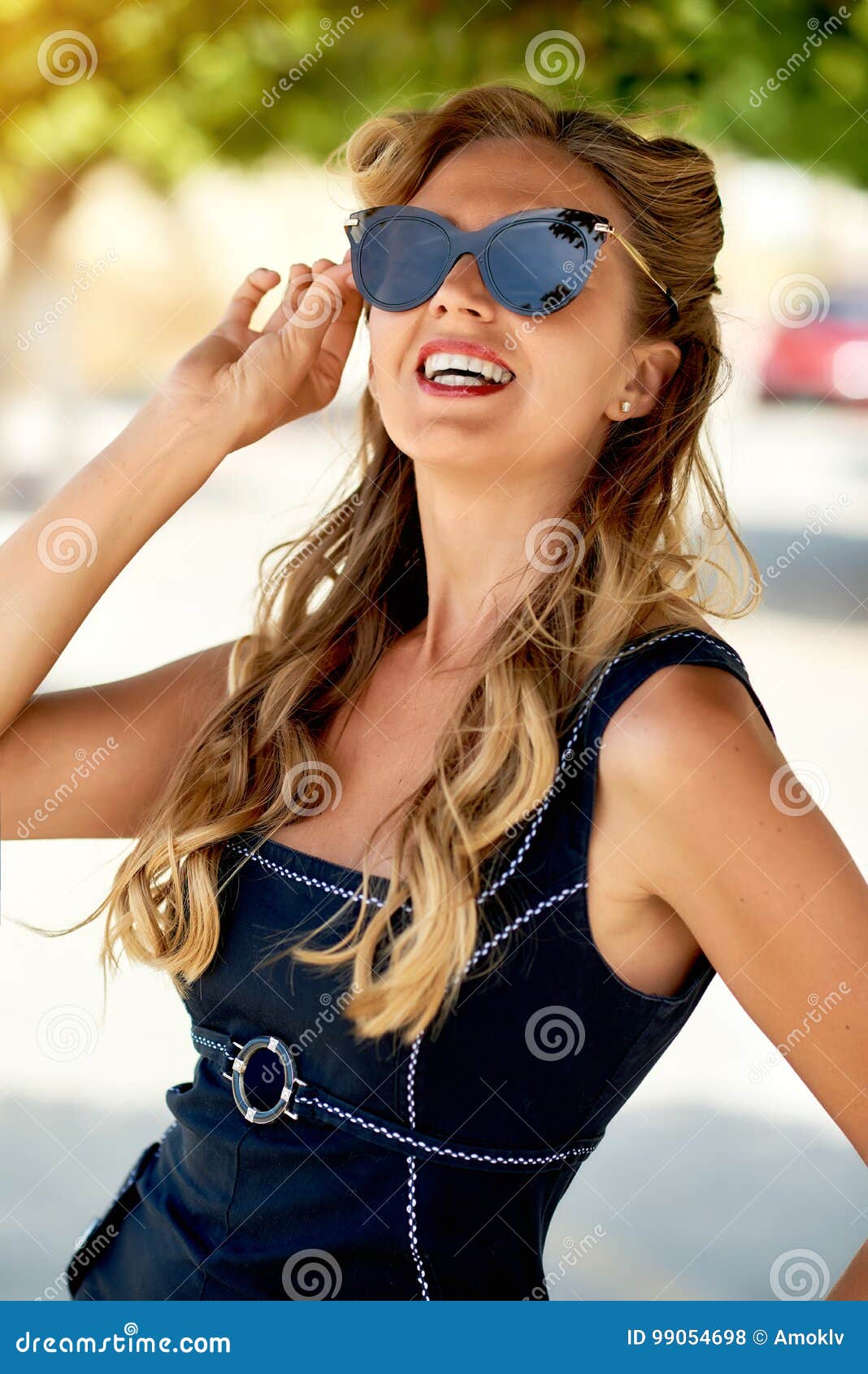 Bella Donna Bionda Con Gli Occhiali Da Sole Fotografia Stock - Immagine ...