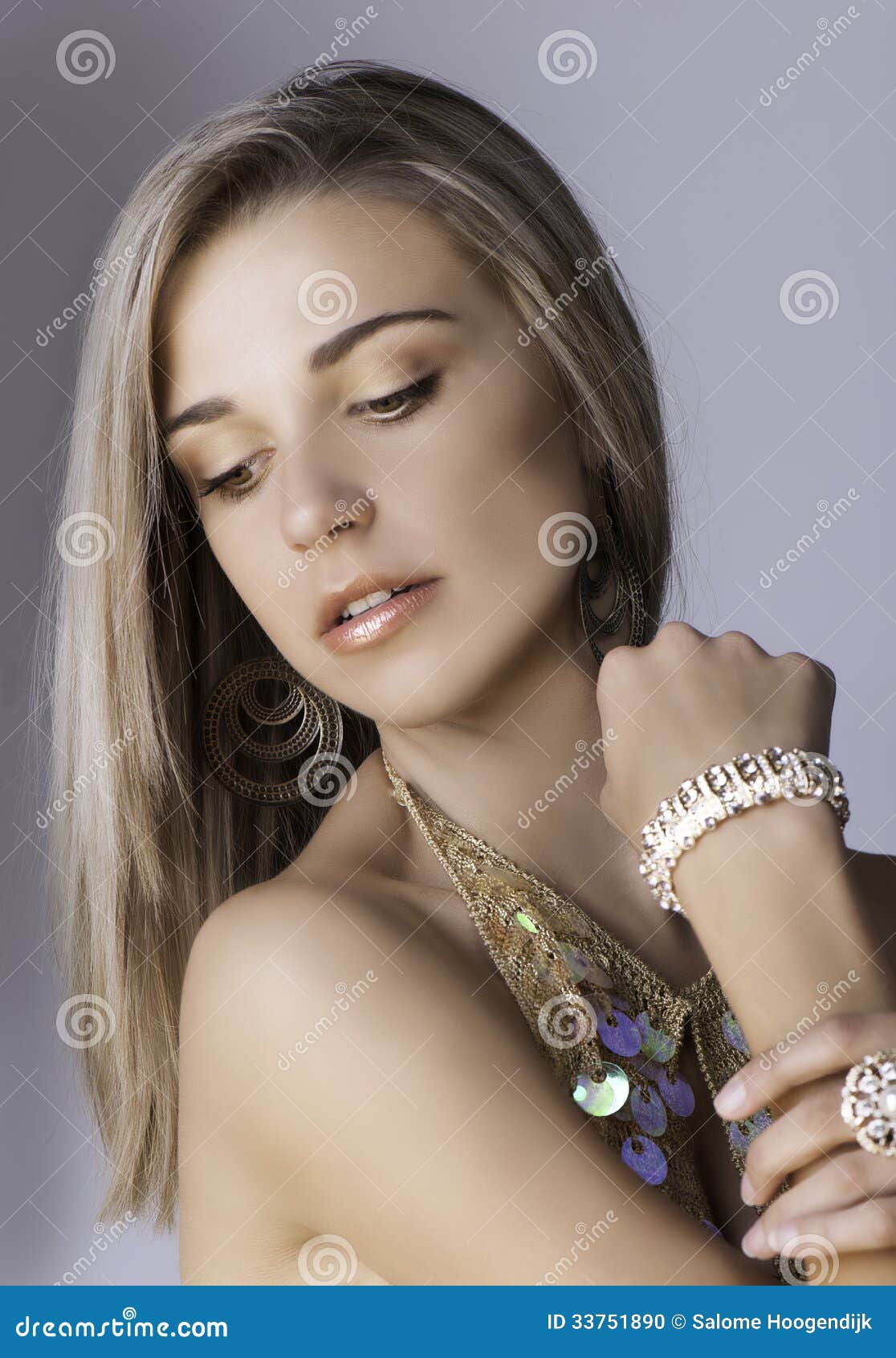 Bella Donna Bionda in Oro Con I Gioielli Fotografia Stock - Immagine di ...