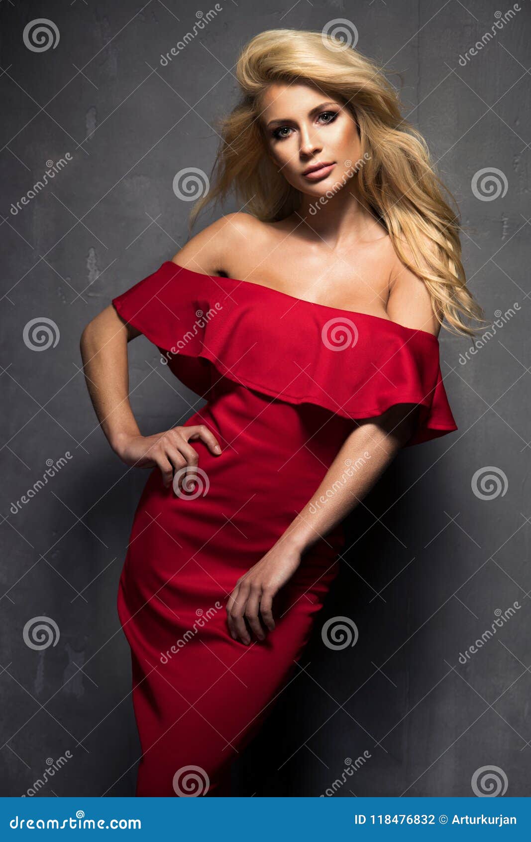 Bella Donna Bionda Sensuale Che Posa in Vestito Rosso Fotografia Stock ...