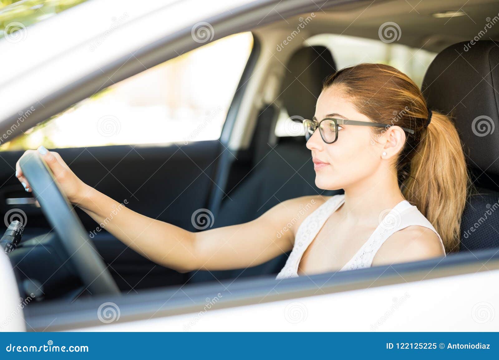 Bella Donna Che Conduce Automobile Immagine Stock - Immagine di ...