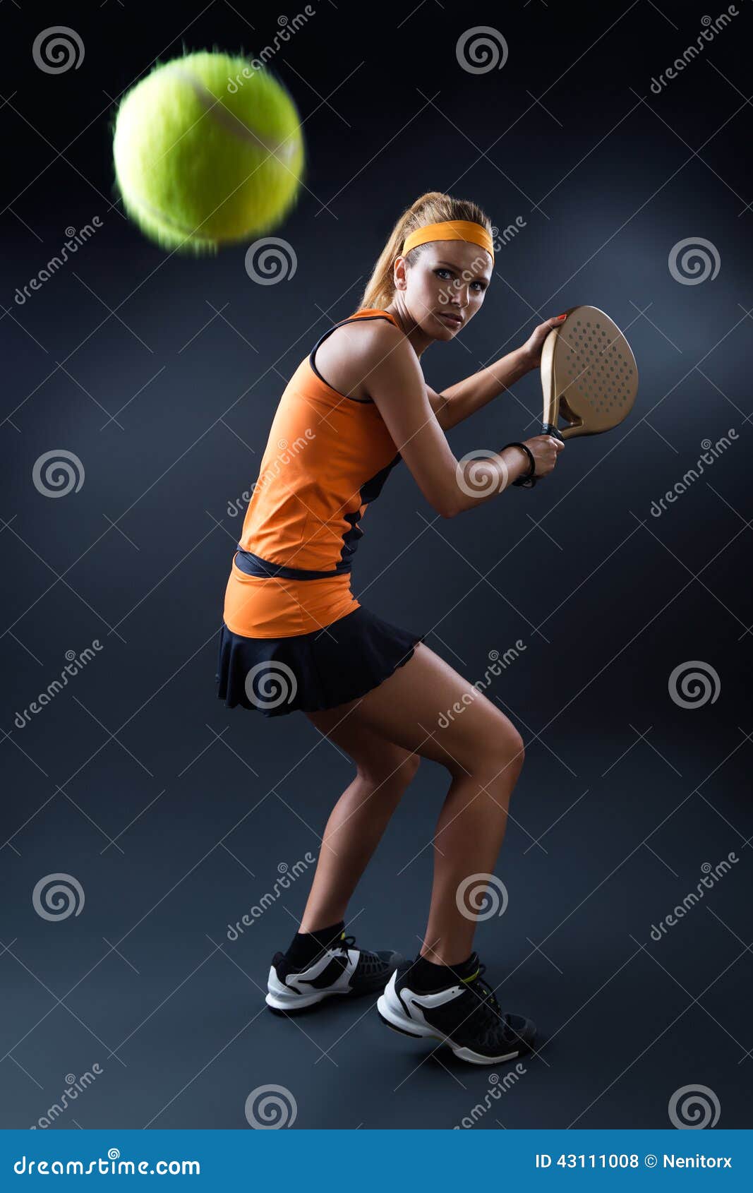 Bella Donna Che Gioca Padel Dell'interno Sul Nero Fotografia Stock ...