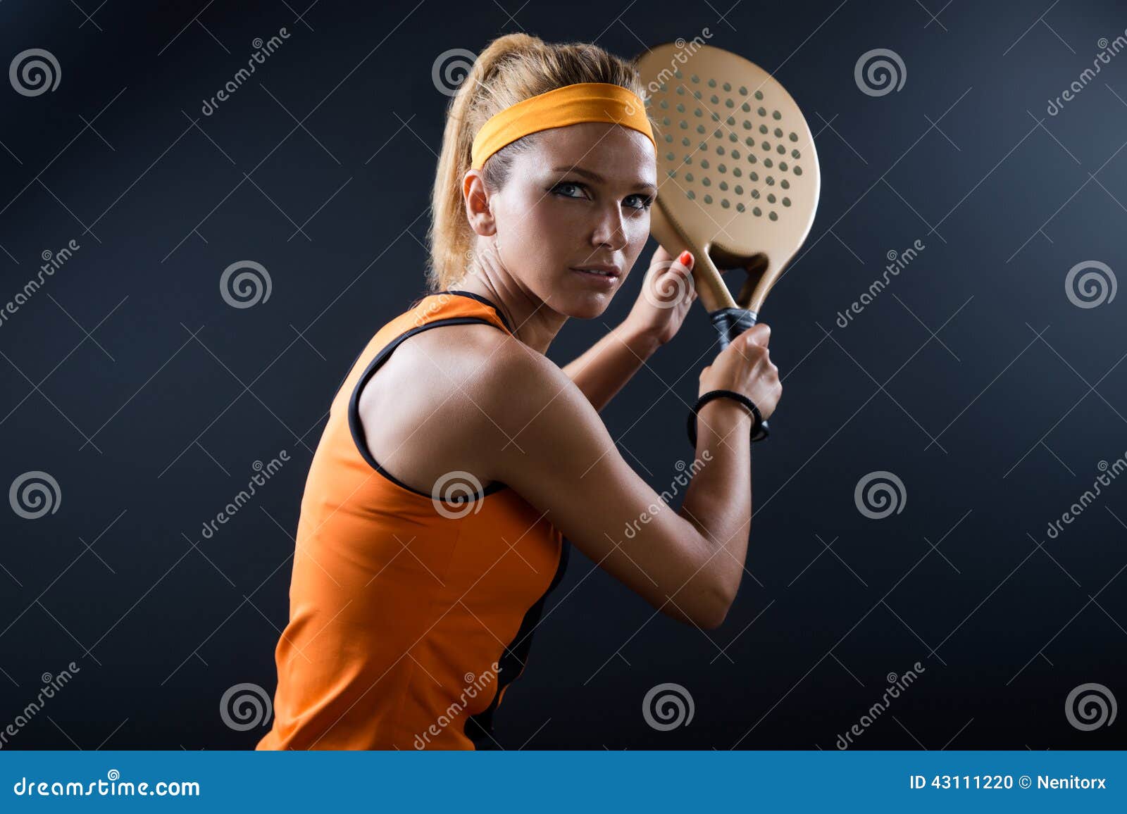 Bella Donna Che Gioca Padel Dell'interno Sul Nero Fotografia Stock ...