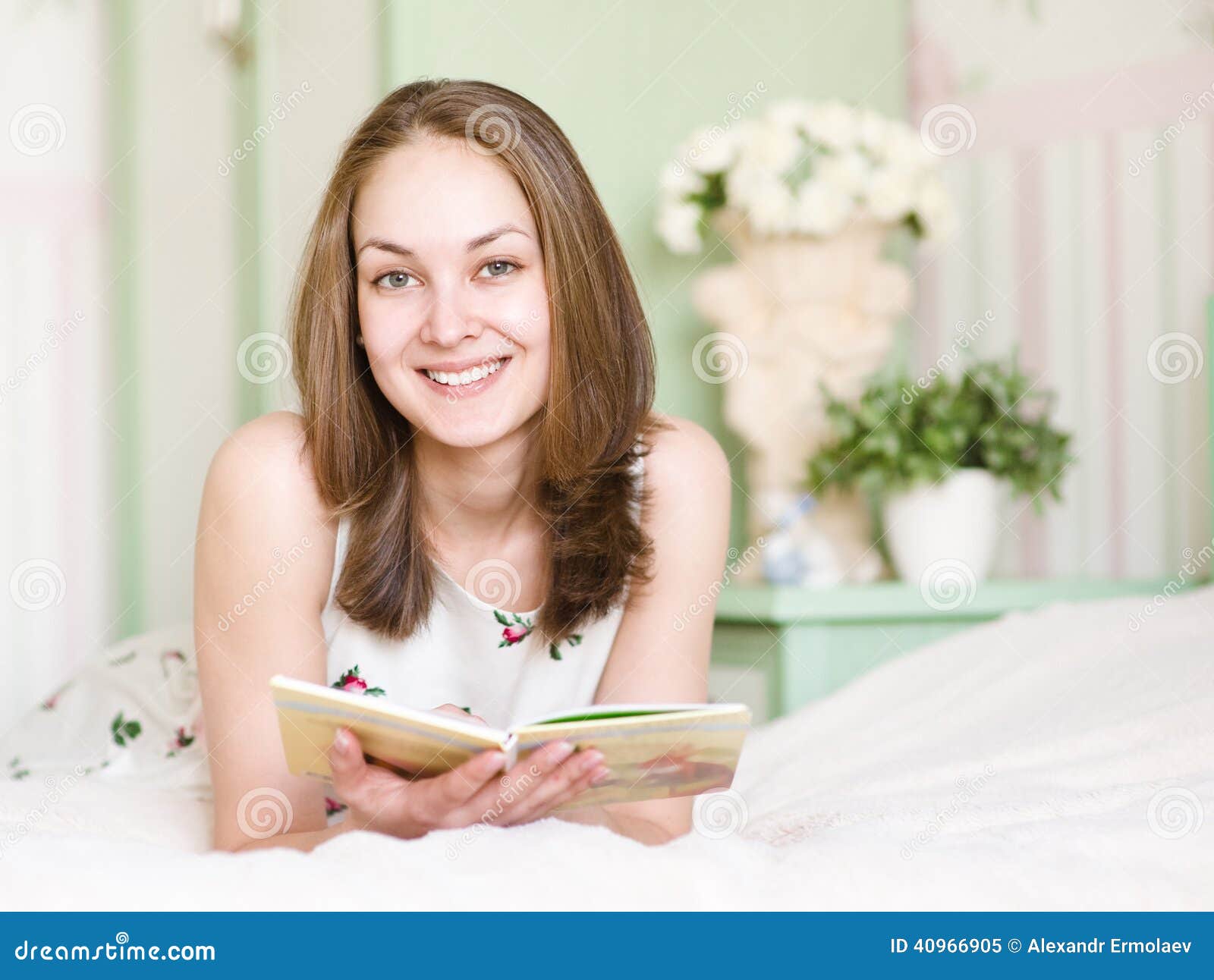 Bella Donna Che Legge Un Libro a Letto Immagine Stock - Immagine di ...