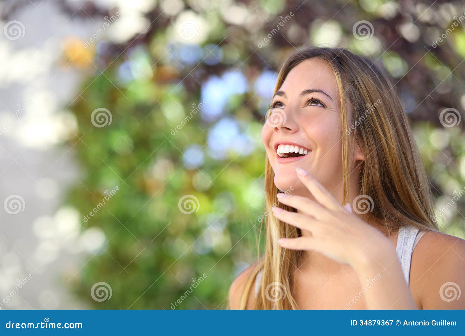 Bella Donna Che Ride E Che Guarda Sopra Immagine Stock - Immagine di ...