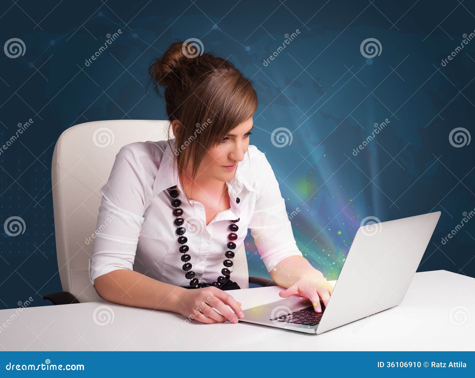 Bella Donna Che Si Siede Allo Scrittorio E Che Scrive Sul Computer ...