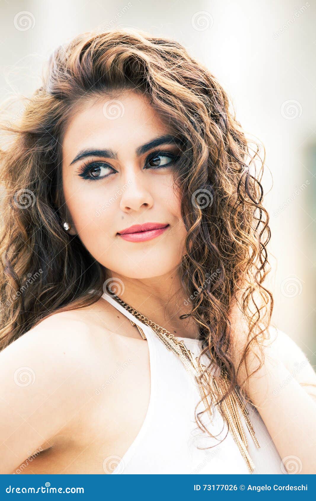 Bella Donna Con Capelli Ricci Trucco Fotografia Stock - Immagine di ...
