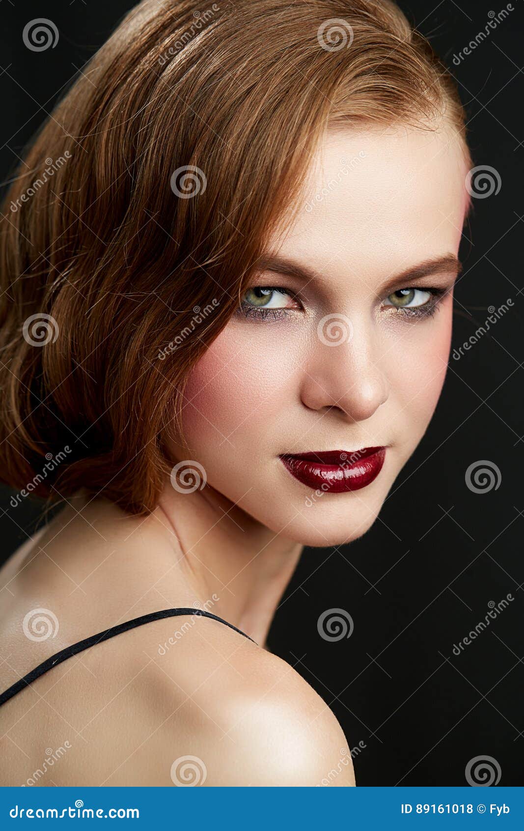 Bella Donna Con Capelli Rossi Lungamente Diritti Fotografia Stock ...