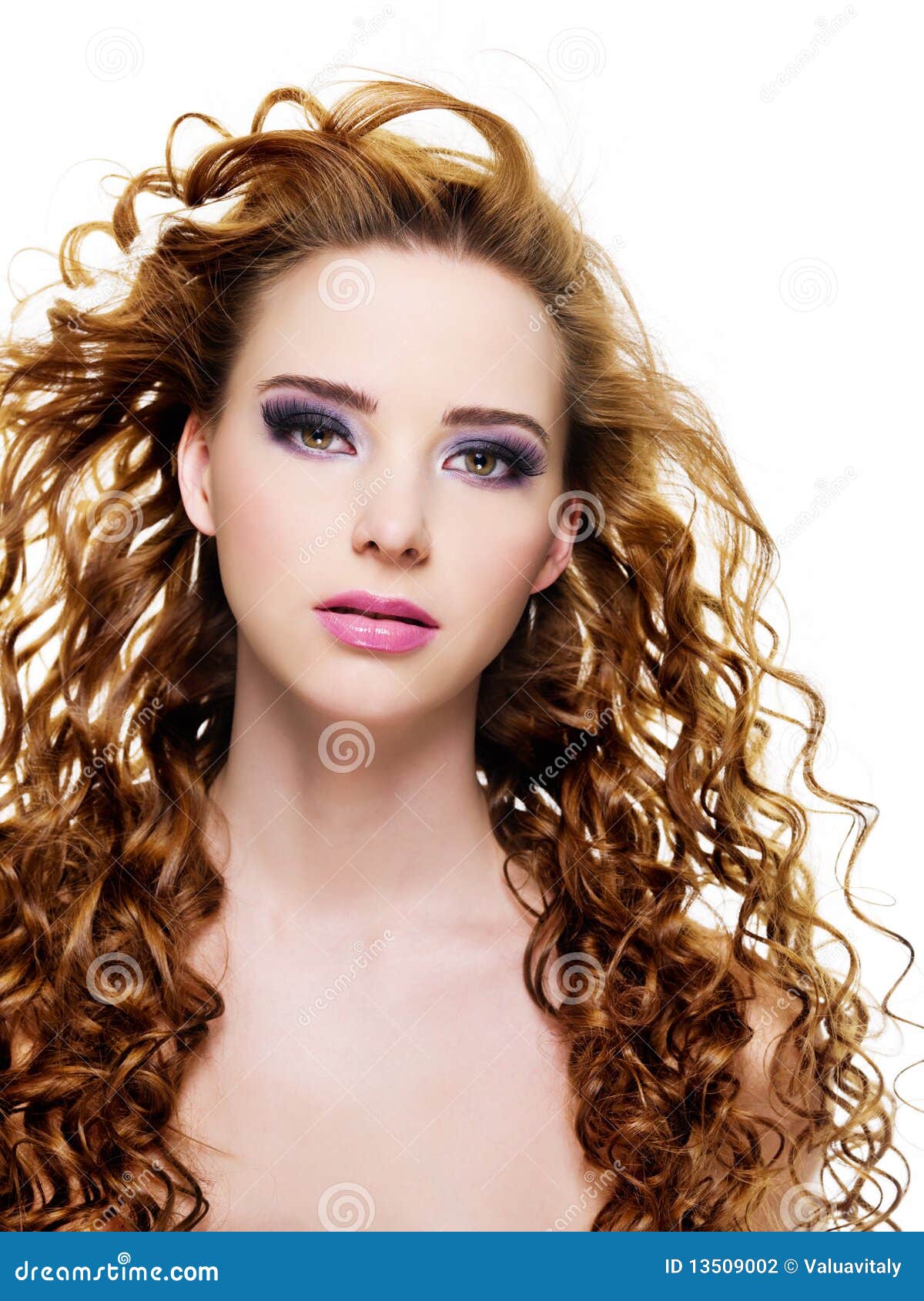 Bella Donna Con I Capelli Ricci Lunghi Fotografia Stock - Immagine di ...