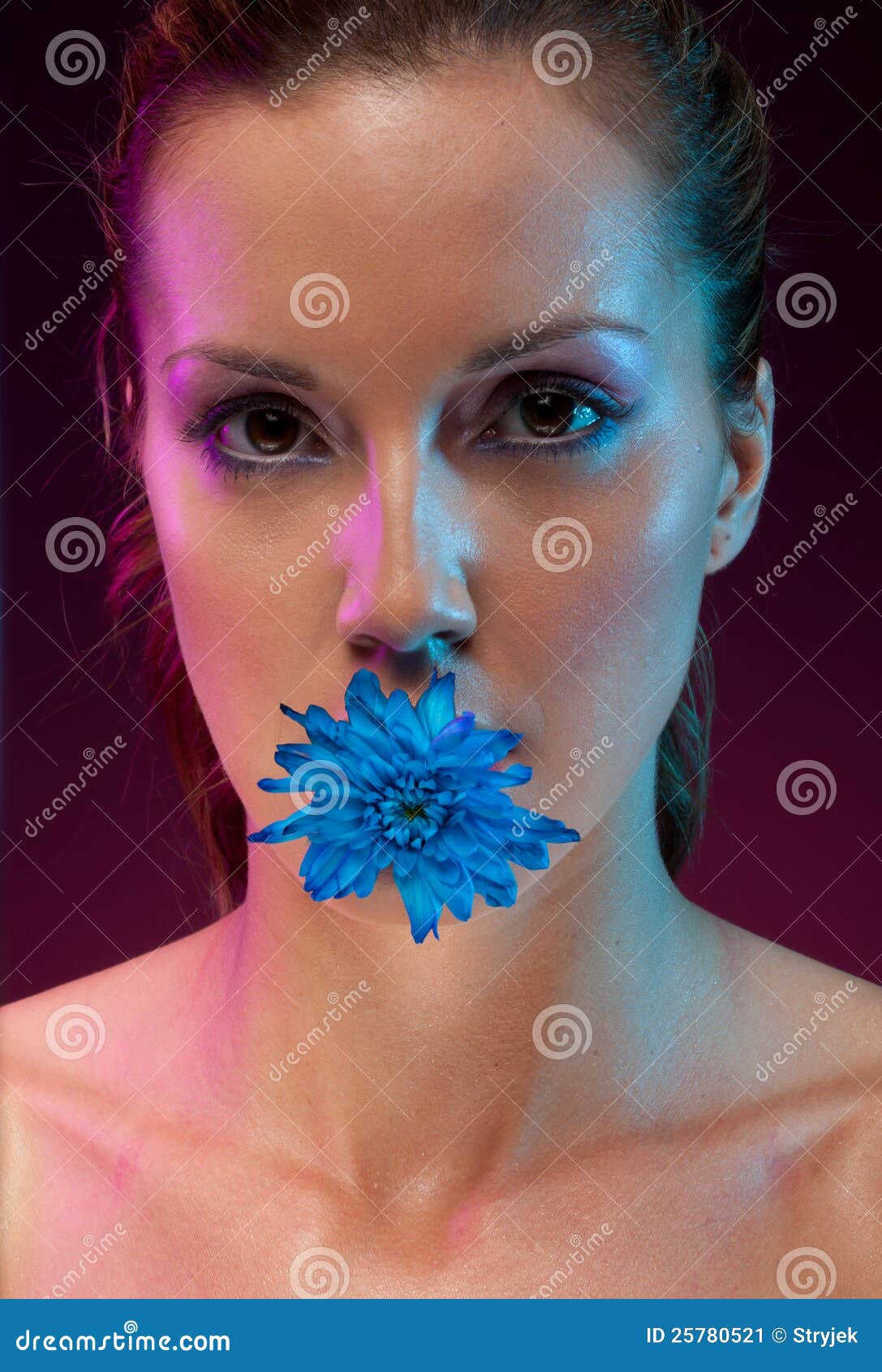 Bella Donna Con Il Fiore in Bocca Immagine Stock - Immagine di pace ...