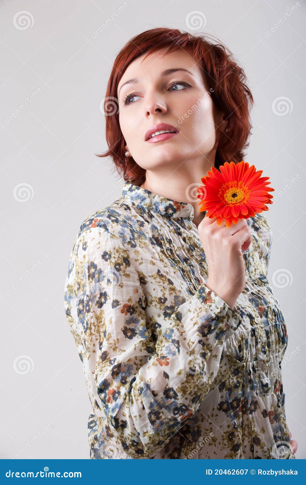 Bella Donna Con Il Fiore in Sue Mani Immagine Stock - Immagine di ...