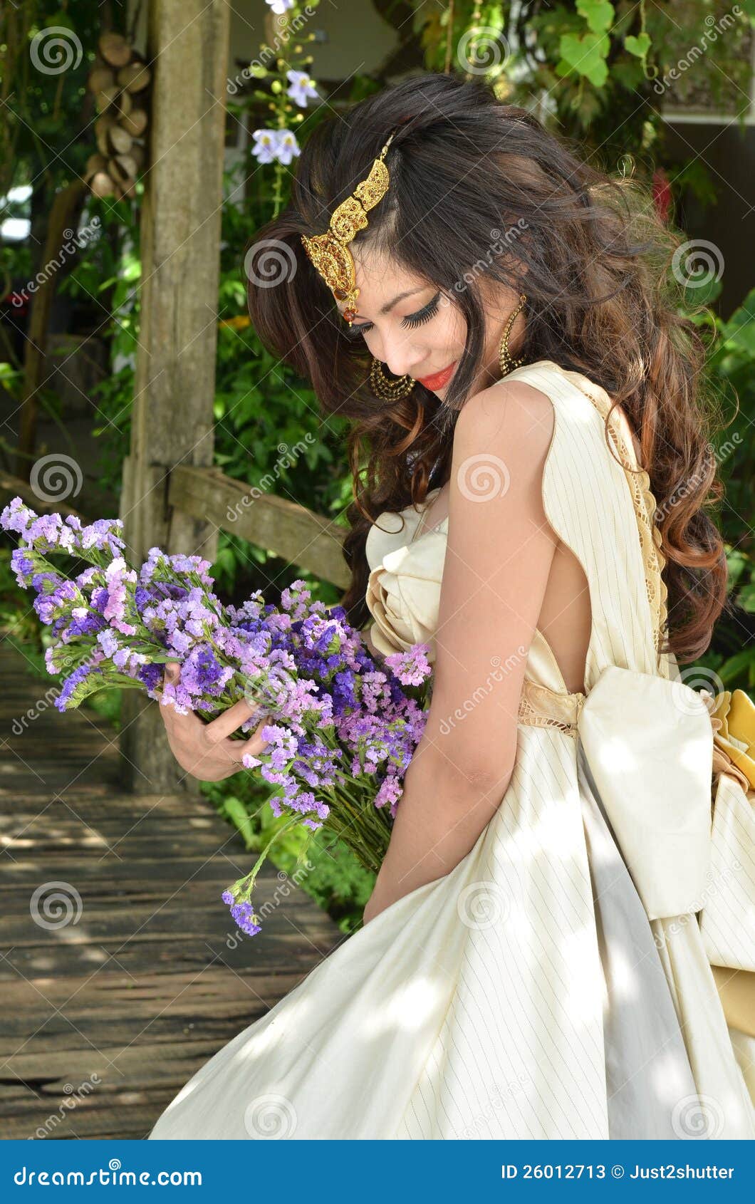 Bella Donna Con Il Mazzo Del Fiore Immagine Stock - Immagine di gioia ...