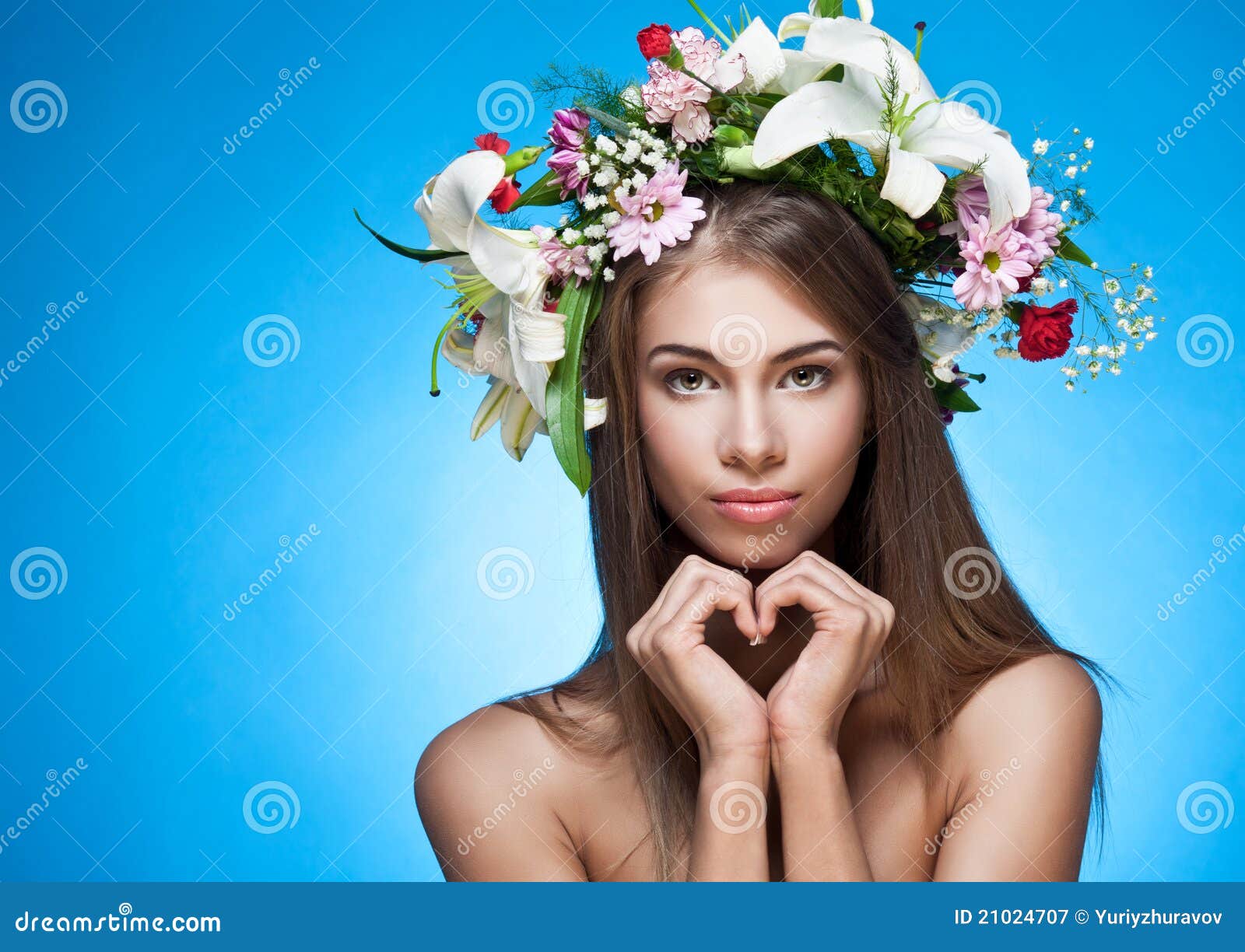 Bella Donna Con La Corona Del Fiore Immagine Stock - Immagine di mani ...