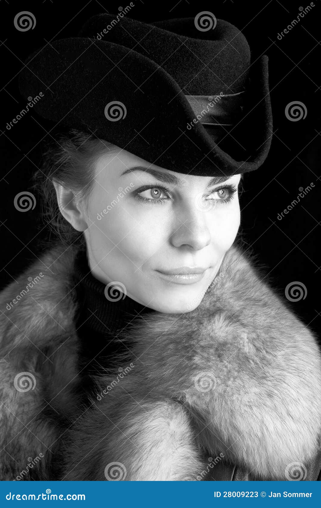 Bella Donna Con La Pelliccia Ed Il Cappello Immagine Stock - Immagine ...