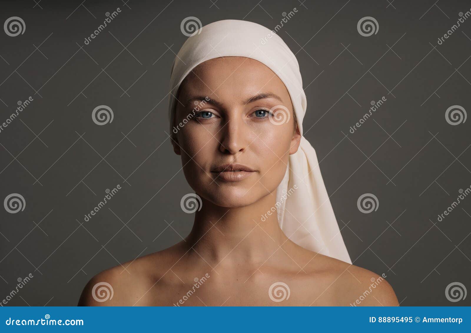 Bella Donna Con Pelle Perfetta Immagine Stock - Immagine di lifestyle ...