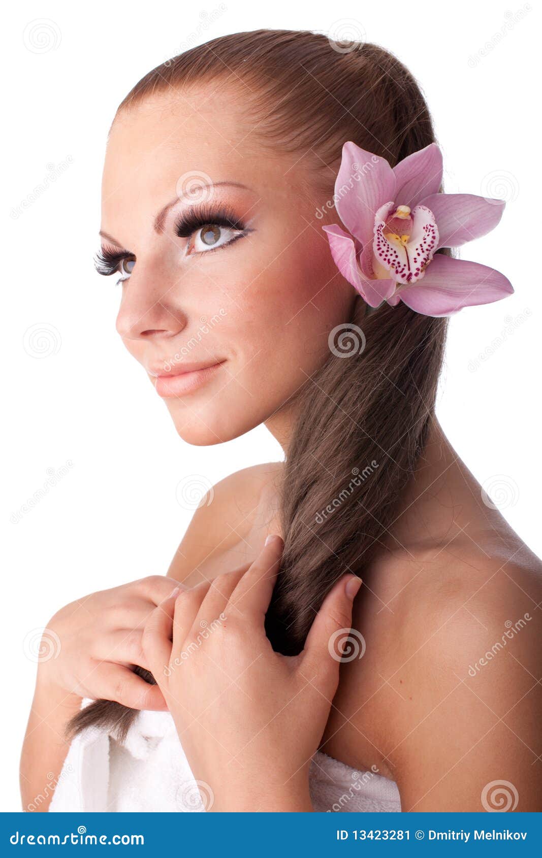 Bella donna con un fiore immagine stock. Immagine di pulito - 13423281