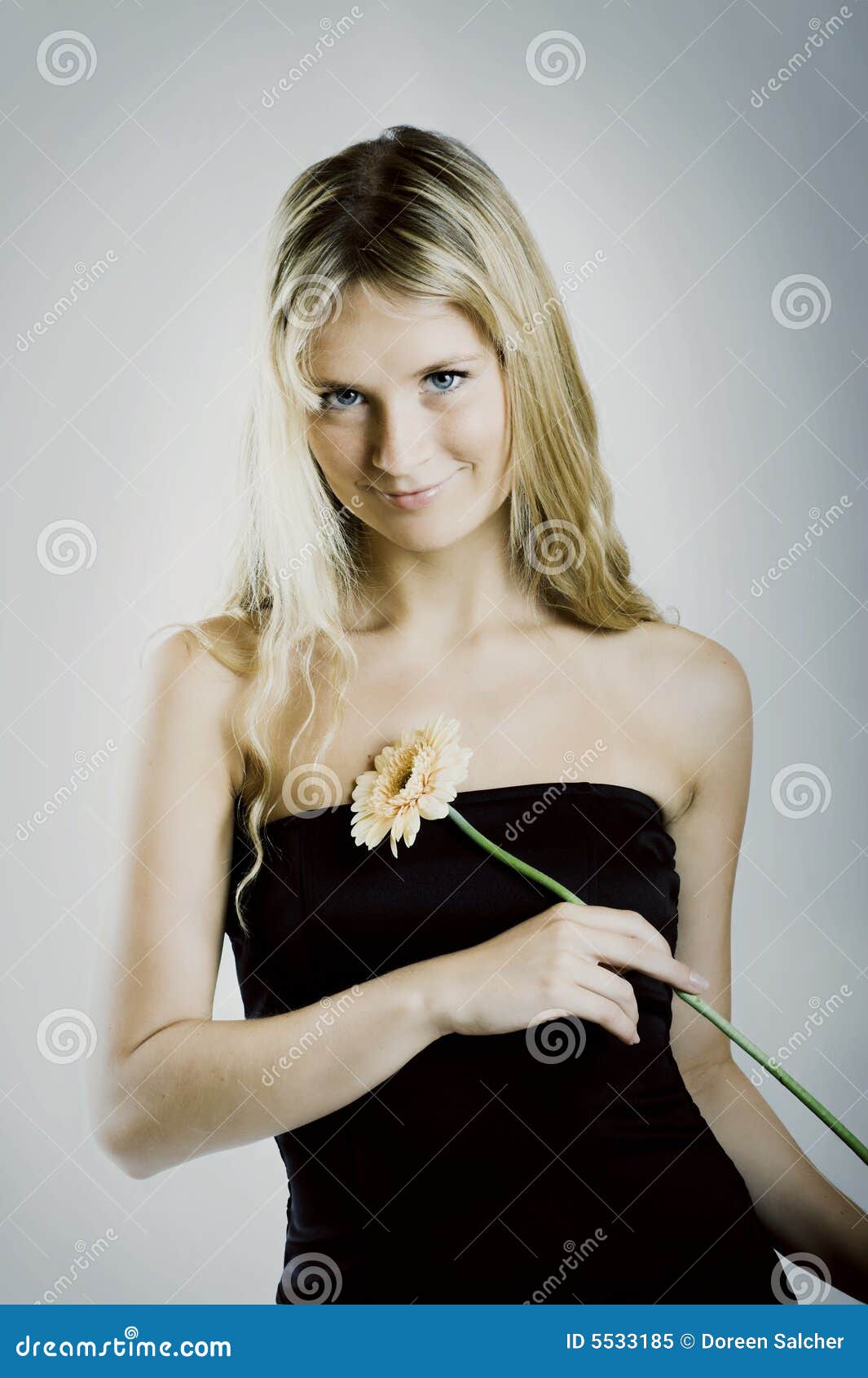 Bella donna con un fiore immagine stock. Immagine di umano - 5533185