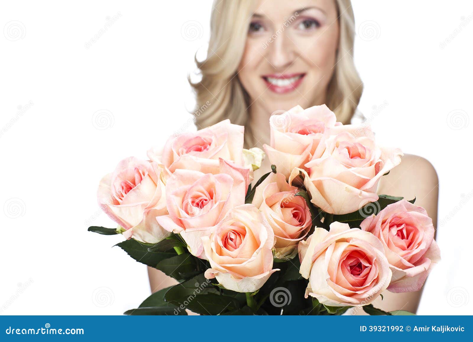 Bella Donna Con Un Mazzo Delle Rose Rosa Fotografia Stock - Immagine di ...