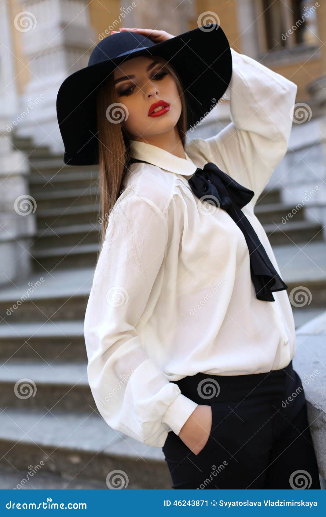 Bella Donna Da Signora in Blusa E Cappello Di Feltro Eleganti Immagine ...