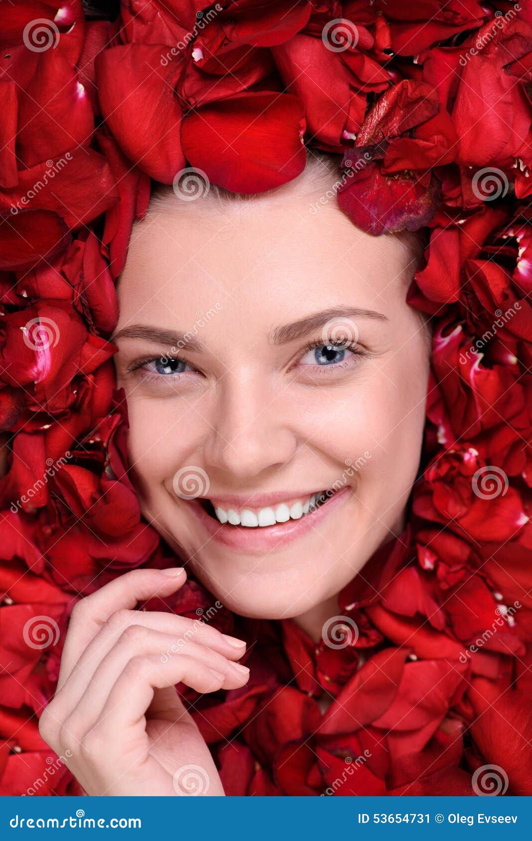 Bella Donna Felice Che Si Trova Nelle Rose Immagine Stock - Immagine di ... Bella Donna Felice Che Si Trova Nelle Rose Immagine Stock - Immagine di ...