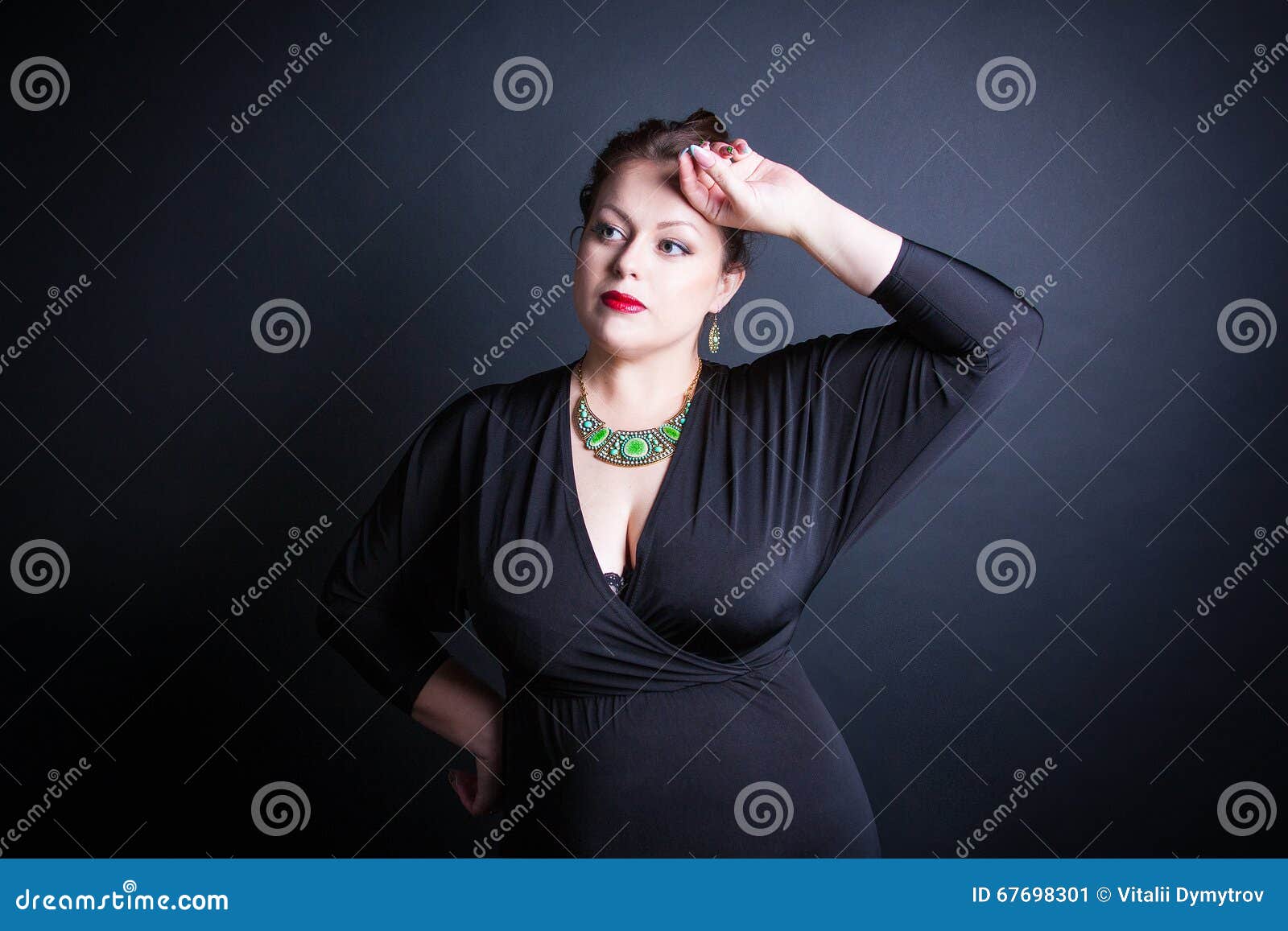 Bella donna formosa immagine stock. Immagine di femmina - 67698301