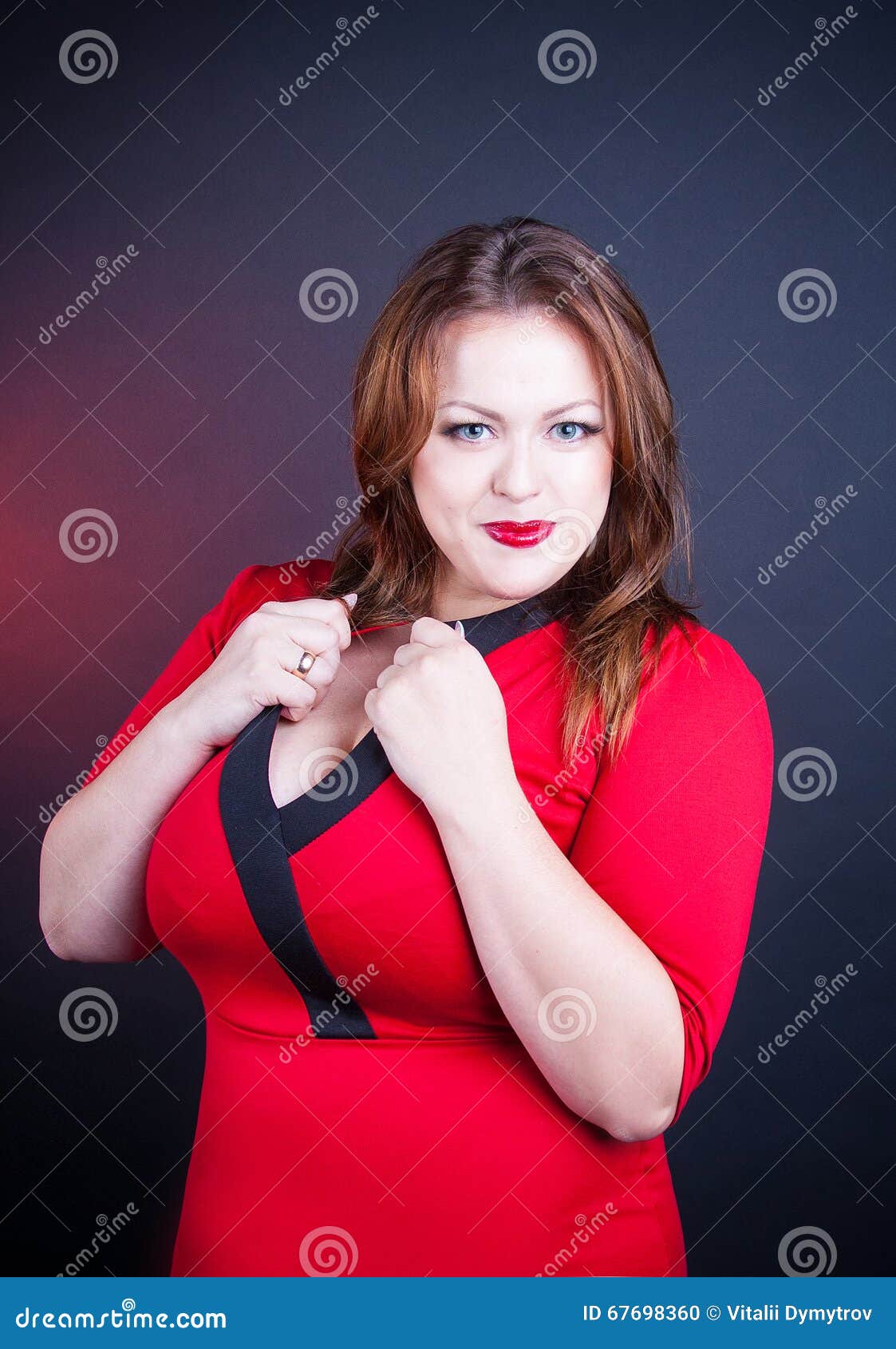 Bella donna formosa fotografia stock. Immagine di sugoso - 67698360