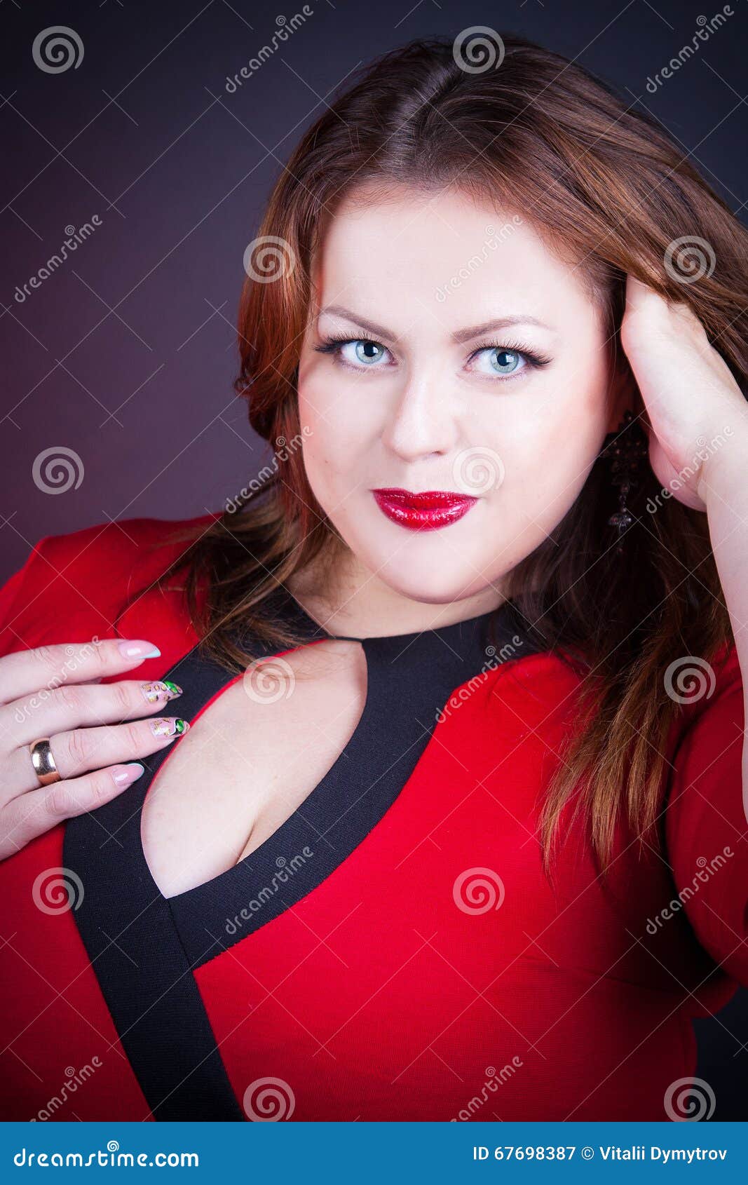 Bella donna formosa immagine stock. Immagine di vestiti - 67698387