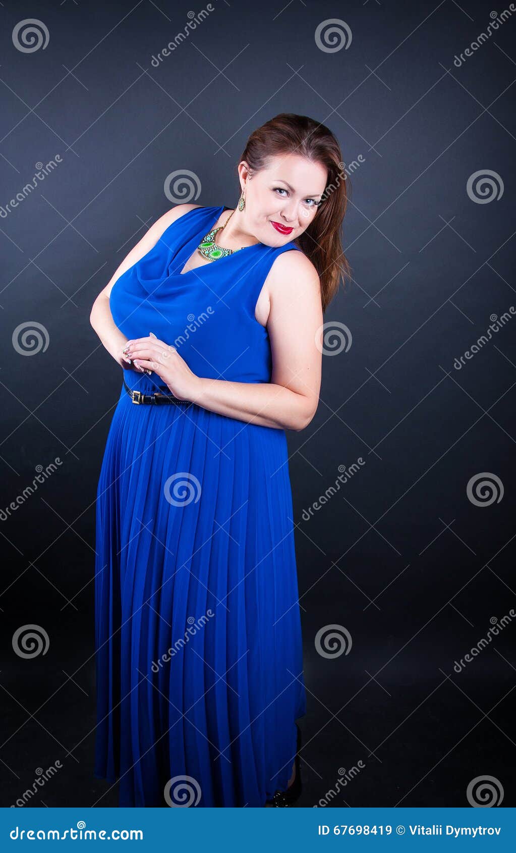 Bella donna formosa immagine stock. Immagine di bello - 67698419