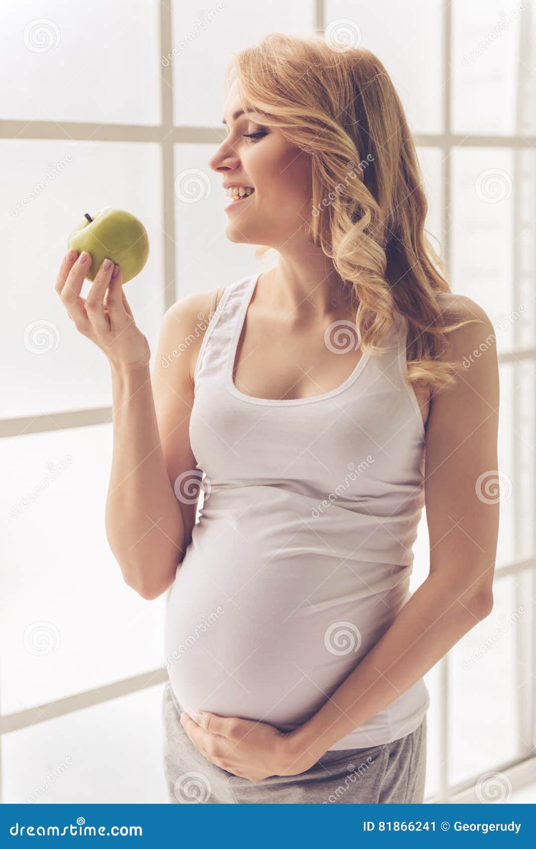 Bella donna incinta immagine stock. Immagine di ragazza - 81866241