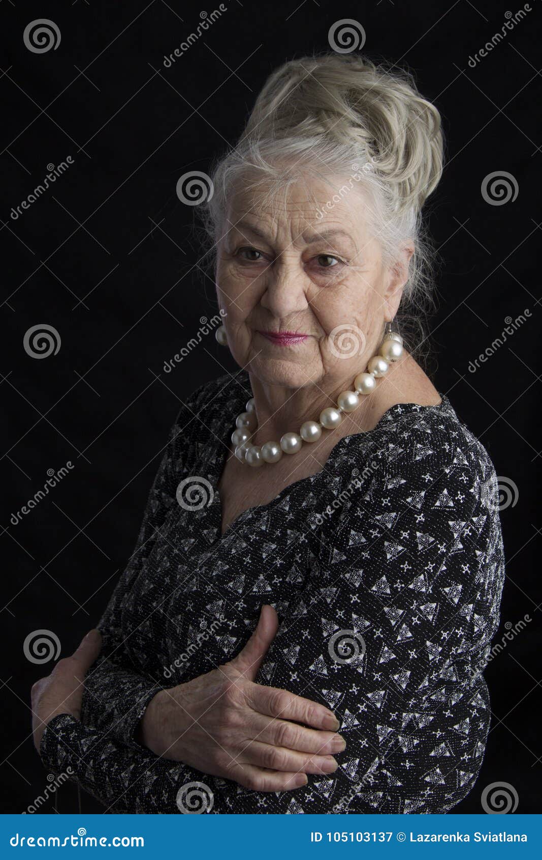 Bella donna molto anziana immagine stock. Immagine di signora - 105103137 Bella donna molto anziana immagine stock. Immagine di signora - 105103137