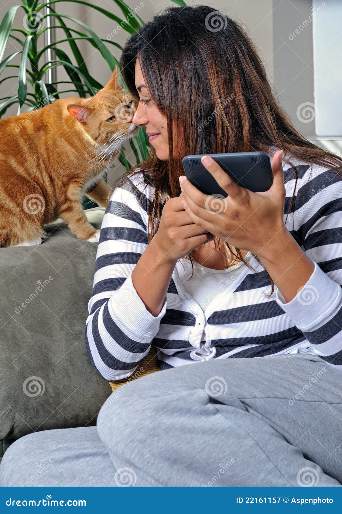 Bella Donna Multiracial Che Ottiene Un Bacio - Gatto Immagine Stock ...