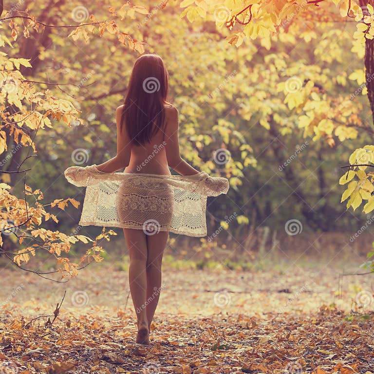 Bella Donna Nuda Che Cammina Nella Foresta Di Caduta Fotografia Stock Immagine Di Natiche