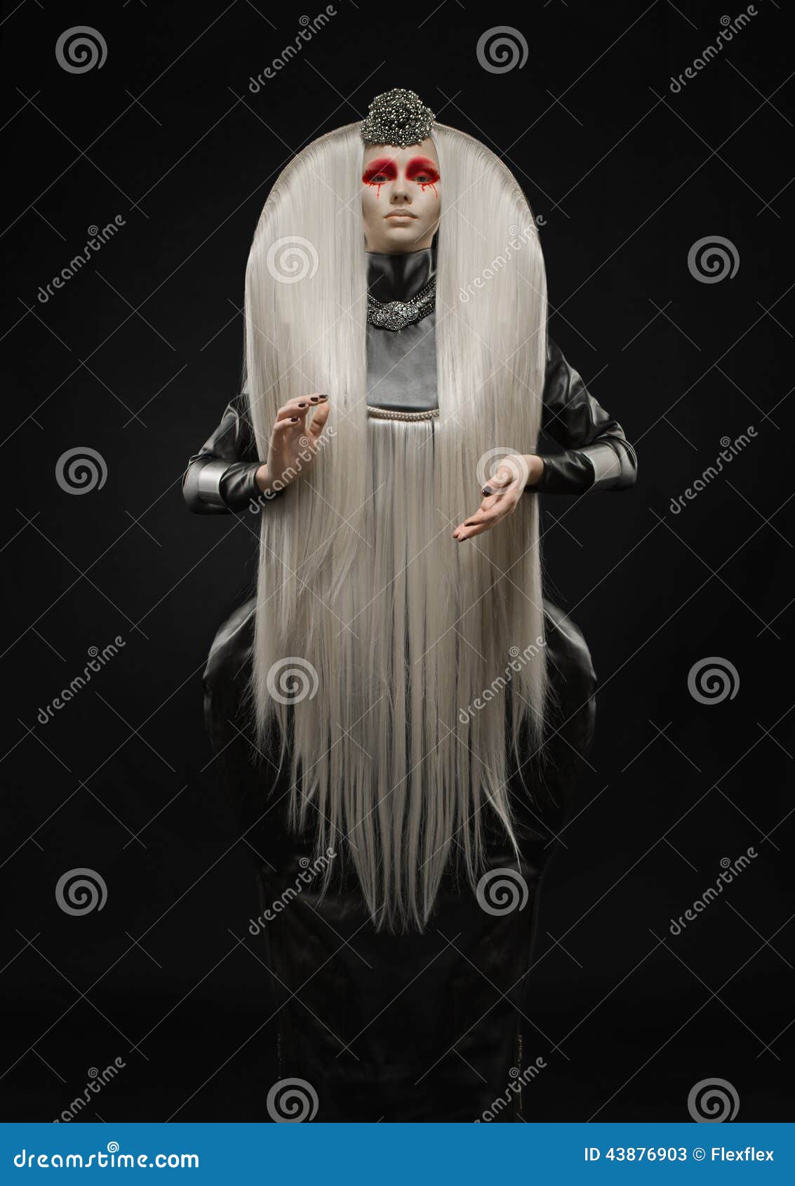 Bella Donna Pallida Con Capelli Bianchi Immagine Stock - Immagine di ...