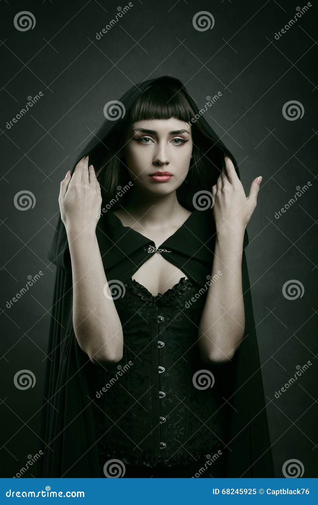 Bella Donna Pallida Con Il Mantello Nero Immagine Stock - Immagine di ...