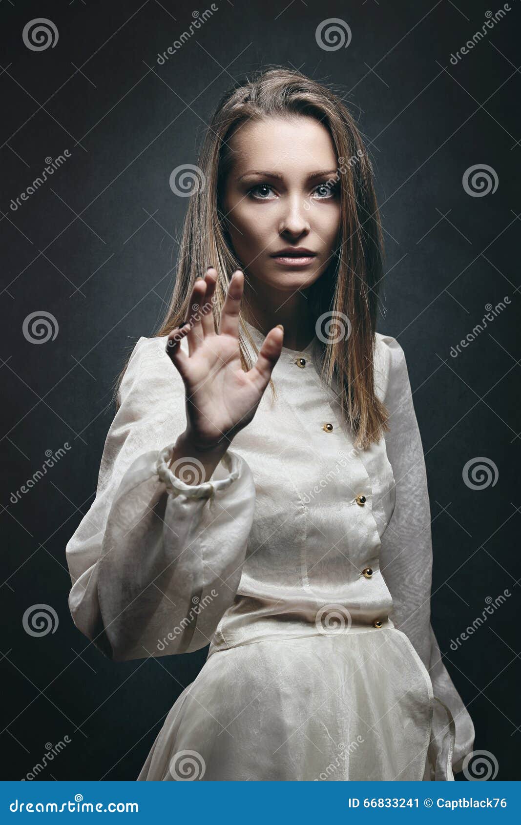 Bella Donna Pallida Con L'espressione Triste Immagine Stock - Immagine ...