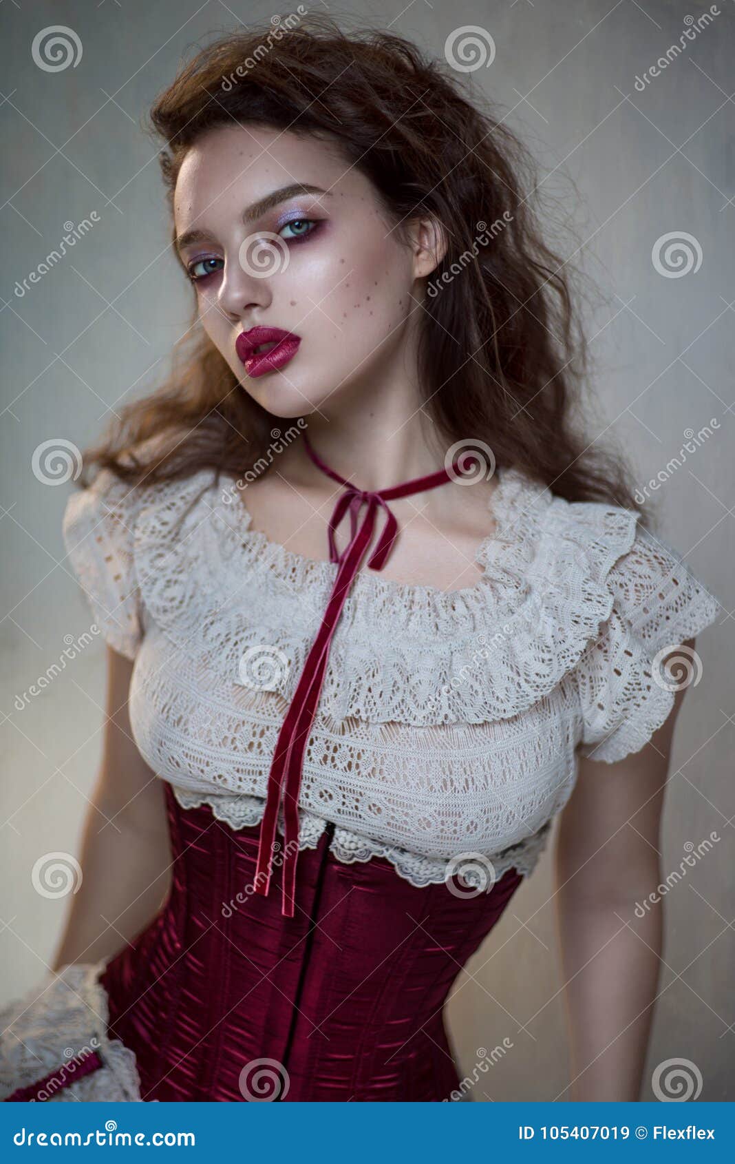 Bella Donna in Pizzo Bianco E Corsetto Rosso Immagine Stock - Immagine ...