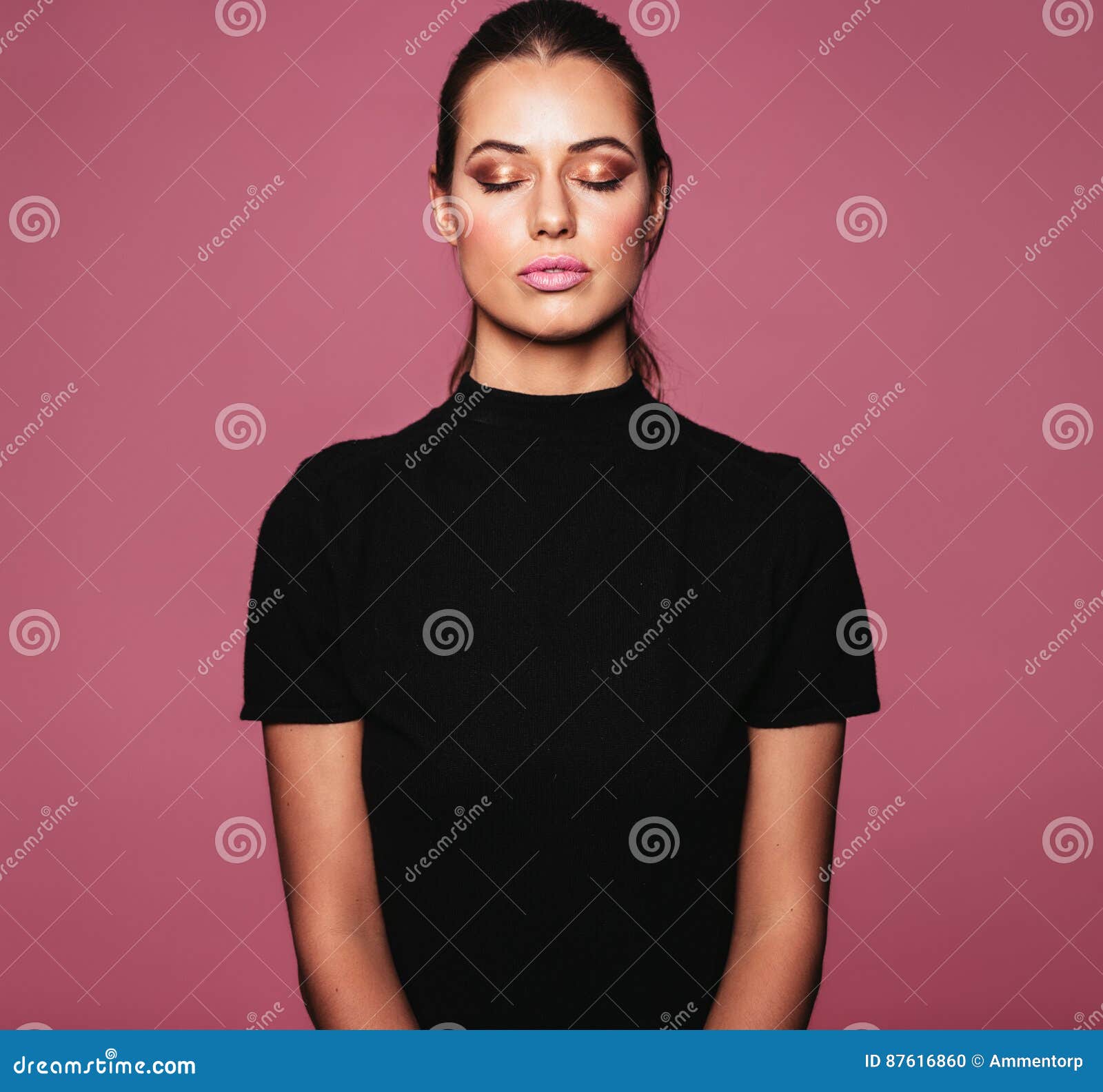 Bella Donna Rilassata Con Pelle Perfetta E Trucco Fotografia Stock ...