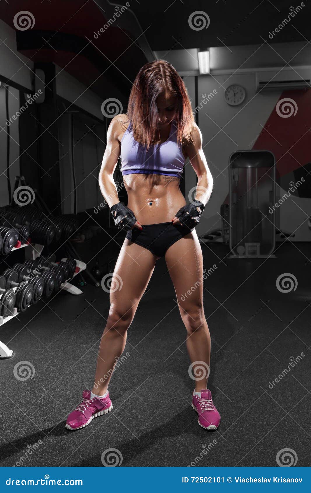 Bella Donna Sexy Con I Muscoli Addominali Perfetti Alla Palestra Immagine Stock Immagine Di
