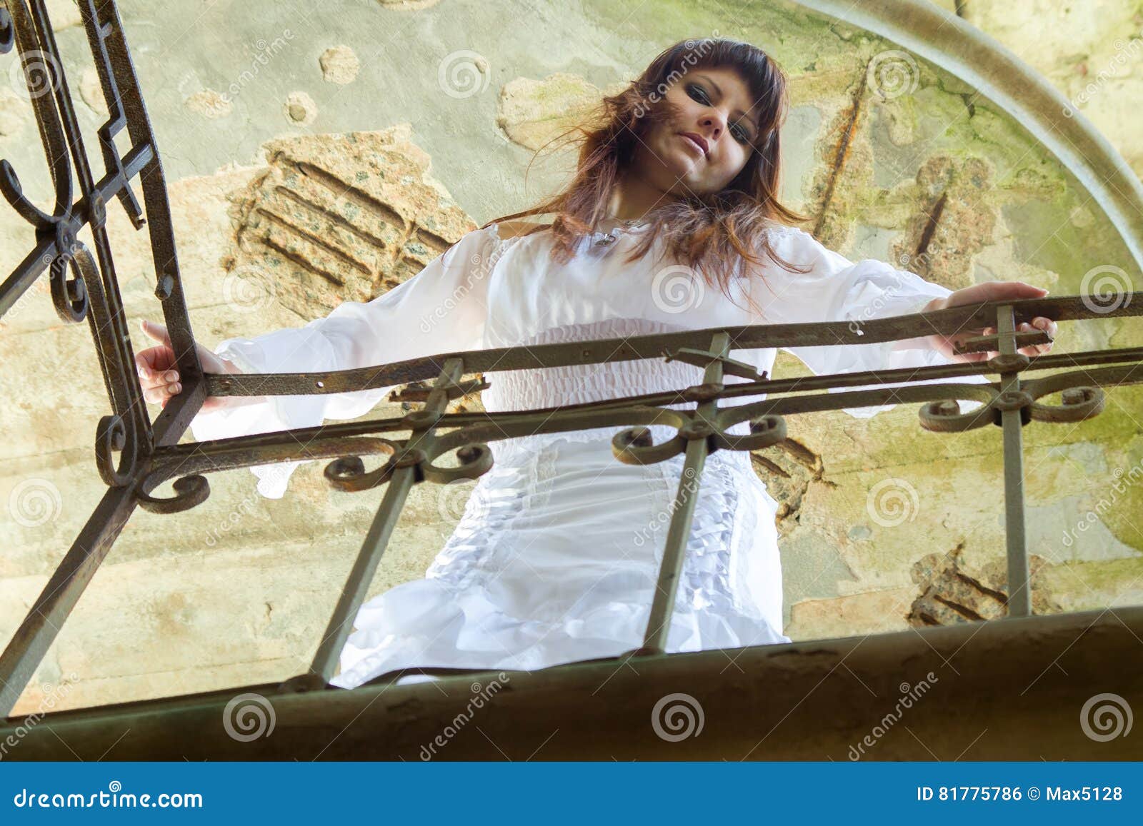 Bella donna sull'scale fotografia stock. Immagine di relativo - 81775786